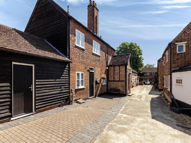 Dolphin Yard, Holywell Hill, St Albans 2 bed house to rent £2,250 pcm £519 pw