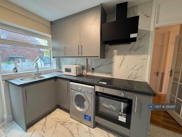 Dorchester Close, Northolt, UB5 2 bed maisonette to rent £1,775 pcm £410 pw