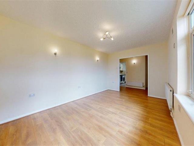Dorchester Court, Buckingham Road. 2 bed apartment to rent £1,900 pcm £438 pw