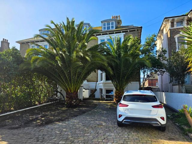 Dorchester Road, Weymouth, Dorset 3 bed apartment to rent £1,900 pcm £438 pw