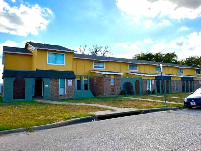 Doreen Townhomes 3 Bedroom Apartment for Rent at 2411 Doreen Street, Grand Prairie, TX 75050 Dalworth Park
