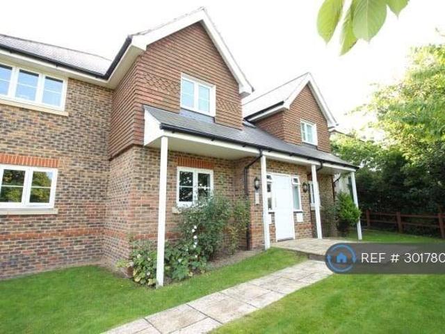 Doresa Close, Addlestone, KT15 2 bed flat to rent £1,650 pcm £381 pw