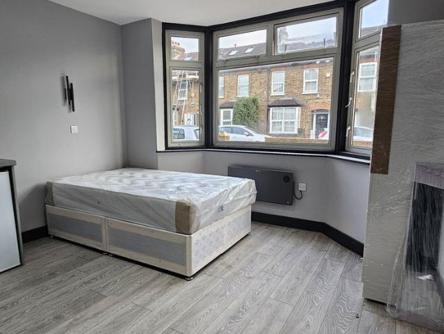 Doris Road, Ashford TW15, Studio to rent, £950 pcm | PrimeLocation