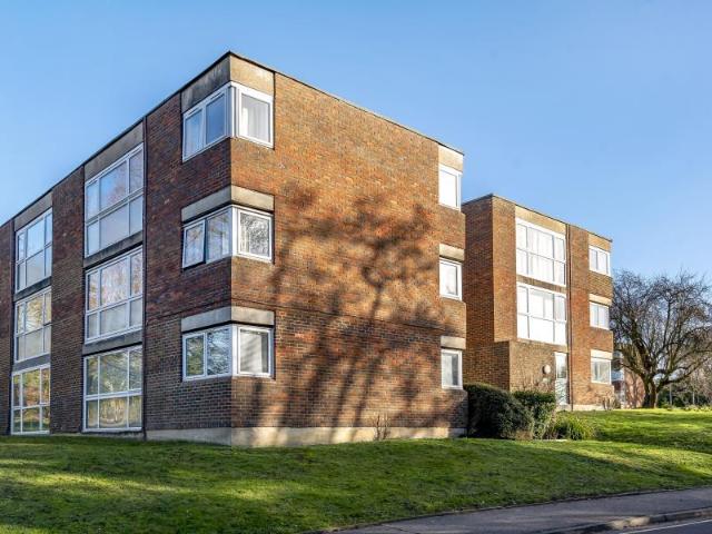 Dormans Close, Northwood HA6 2 bed flat to rent £1,650 pcm £381 pw