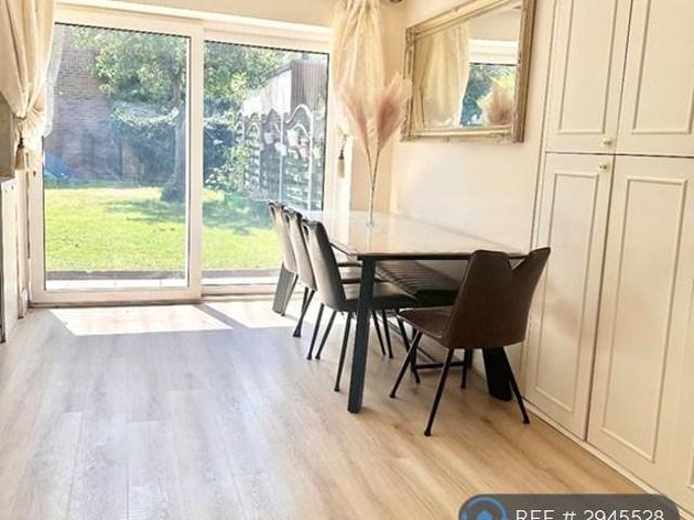 Dormers Avenue, Southall, UB1 4 bed terraced house to rent £2,900 pcm £669 pw