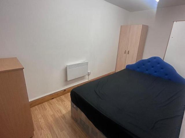 Dormers Wells Lane, Southall UB1 1 bed flat to rent £1,000 pcm £231 pw