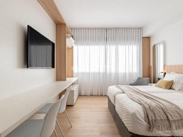 DORMITÓRIO INTEGRADO AO LIVING, CRIANDO AMBIENTE ACONCHEGANTE E VERSÁTIL