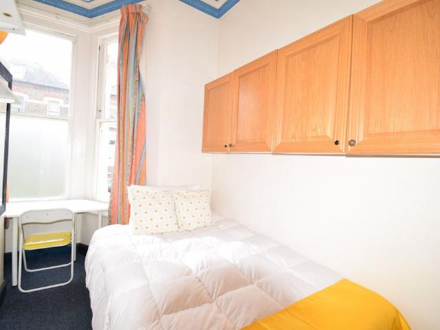 Dorncliffe Road, London SW6, Room to rent, £867 pcm | PrimeLocation