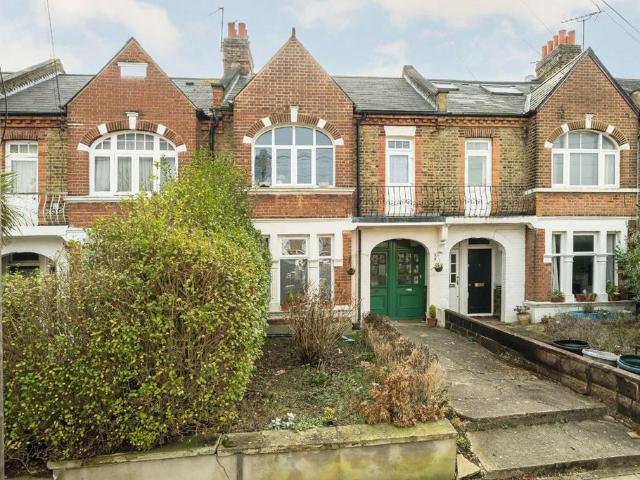 Dornton Road, London SW12 3 bed flat to rent £3,200 pcm £738 pw