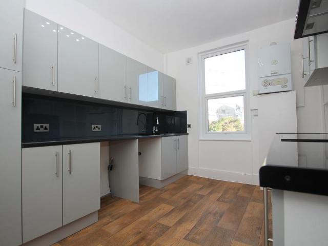 Dorset Gardens, Brighton, BN2 3 bed maisonette to rent £1,750 pcm £404 pw