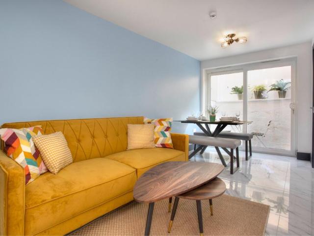 Dorset Gardens, East Sussex BN2 2 bed flat to rent £1,800 pcm £415 pw