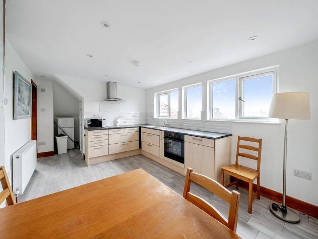 Dorset Road, Merton Park, London, SW19 1 bed maisonette to rent £1,550 pcm £358 pw