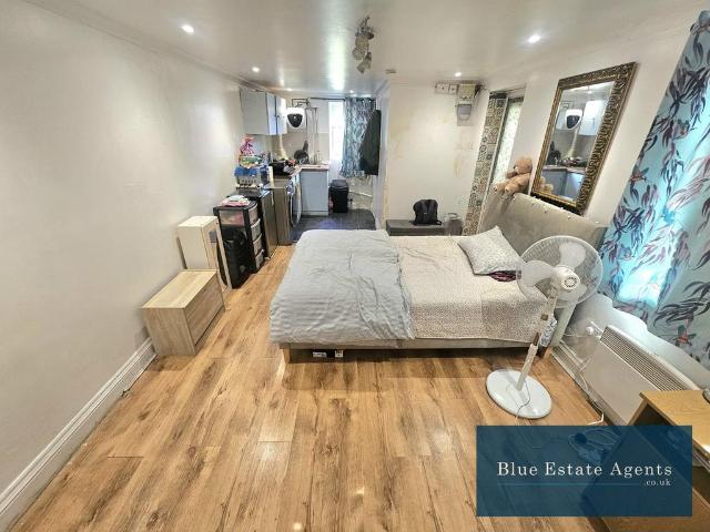 Dorset Waye, Hounslow, TW5 Studio to rent £1,050 pcm £242 pw