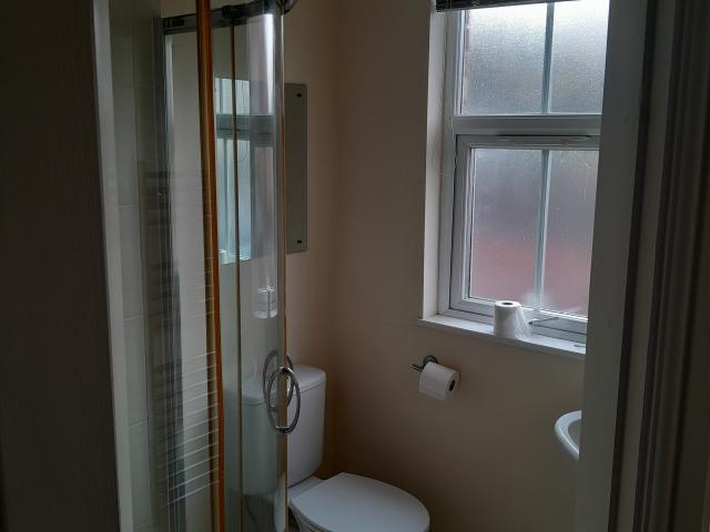 Double bed ensuite room in shared house bills inclusive