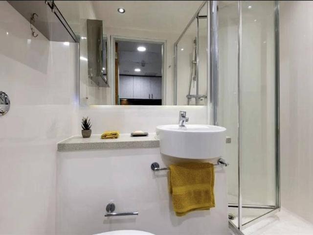 Double bed in 2 bed apt, £200/week