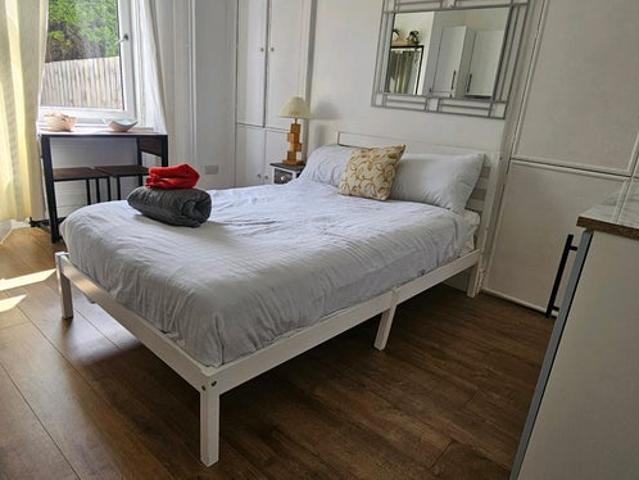 Double Bed Studio 0.5Km from Subway,inc All Bills