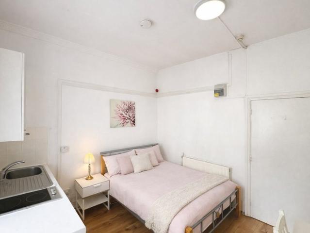 Double Bedsit with Bills Included in SW3 Chelsea