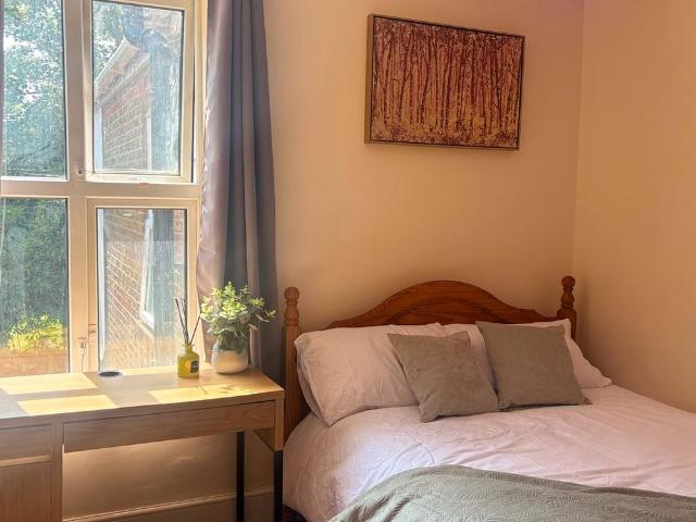 DOUBLE BEDROOM, WATFORD TOWN CENTRE LOCATION Room 4