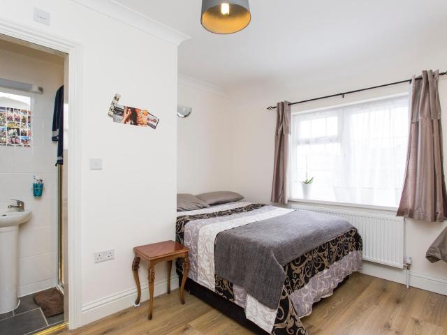 Double bedroom with an ensuite bathroom, close to the Wormwood Scrubs Park Has a Room