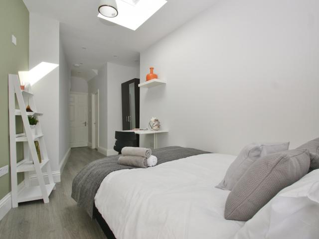 Double bedroom with an ensuite bathroom, in Ealing Has a Room