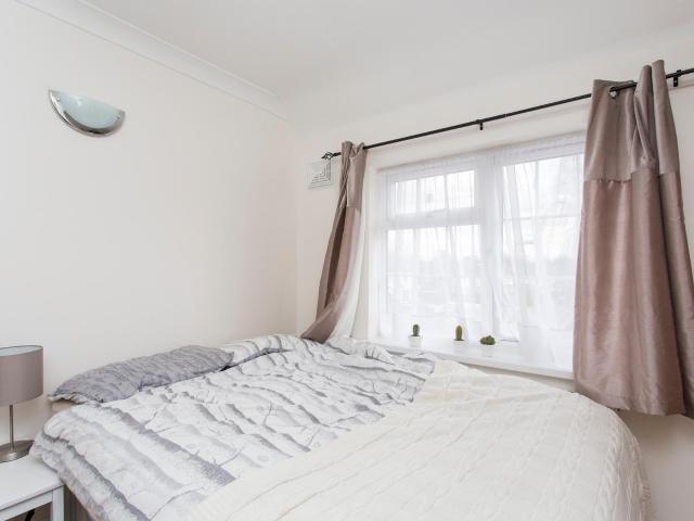Double bedroom with an ensuite bathroom, in Ealing Has a Room