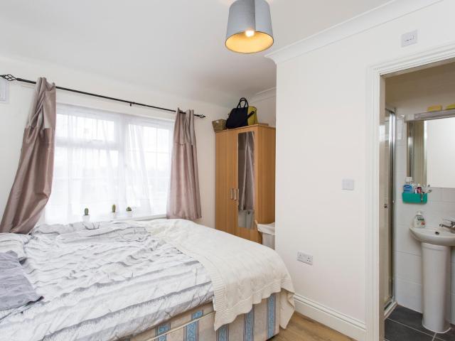 Double bedroom with an ensuite bathroom, in Ealing Has a Room