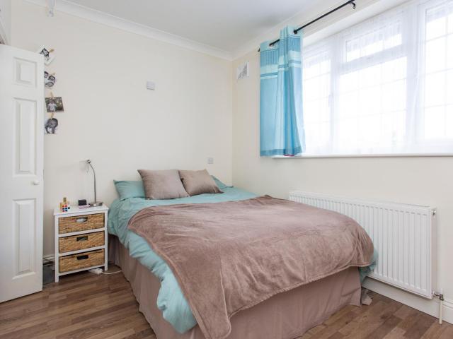 Double bedroom with an ensuite bathroom, in White City Has a Room