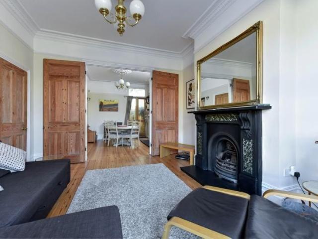 Double Bedroom with en suite bathroom in Brixton weekdays only, sharing 4 bedroom house with 1 other person, bills included