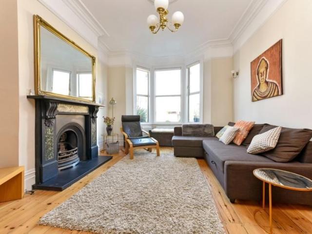 Double Bedroom with en suite bathroom in Brixton weekdays only, sharing 4 bedroom house with 1 other person, bills included