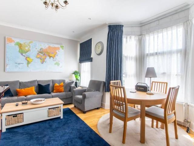 Double Bedroom with its own Bathroom / Shower in a lovely flat in North West London