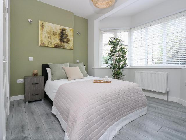 Double bedroom close to the Acton Park Has a Room
