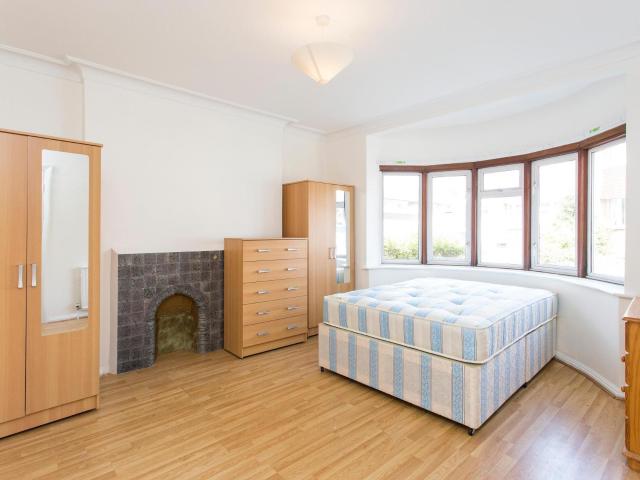 Double bedroom close to the East Acton tube Has a Room