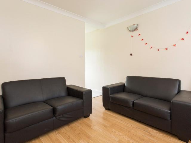 Double bedroom close to the East Acton tube Has a Room