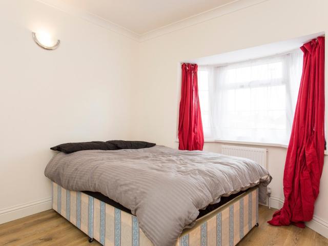 Double bedroom close to the East Acton tube station Has a Room