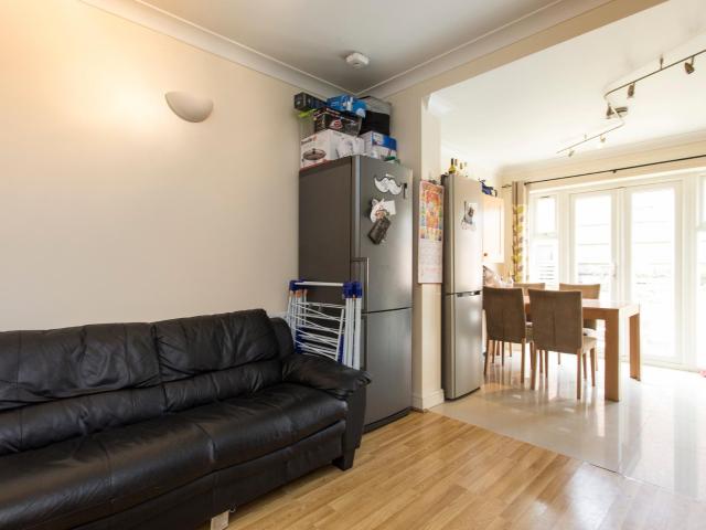 Double bedroom close to the East Acton tube station Has a Room