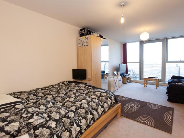 Double bedroom close to University of Cumbria in London Has a Room