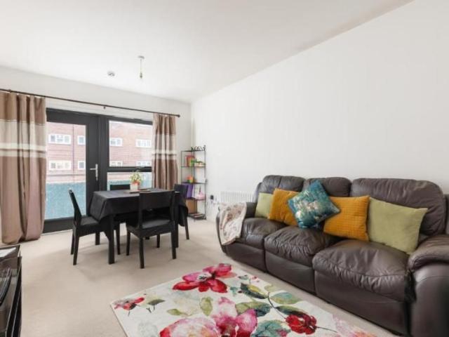Double bedroom, Clapham, great transport links, access to local shops, parks, restaurants, leisure and entertainment