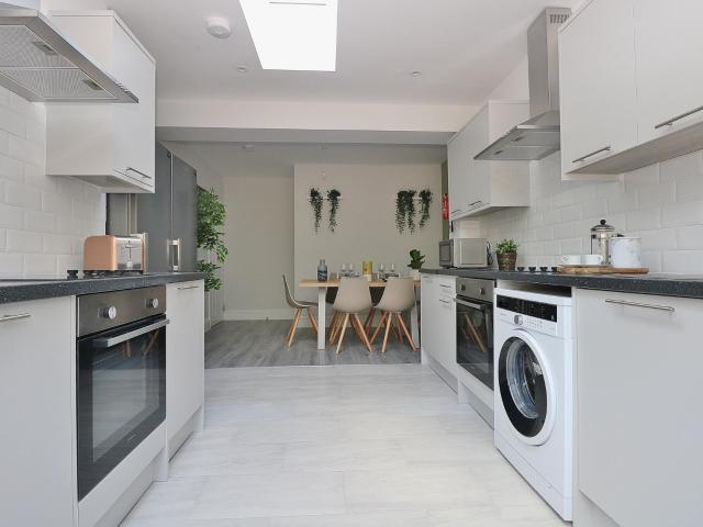 Double bedroom ensuite in a 5 bedroom house near Wormwood Scrubs Has a Room