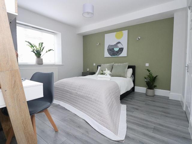 Double bedroom ensuite in a 5 bedroom house near Wormwood Scrubs Has a Room