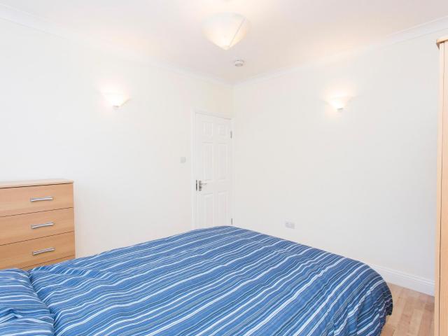 Double bedroom in White City Has a Room