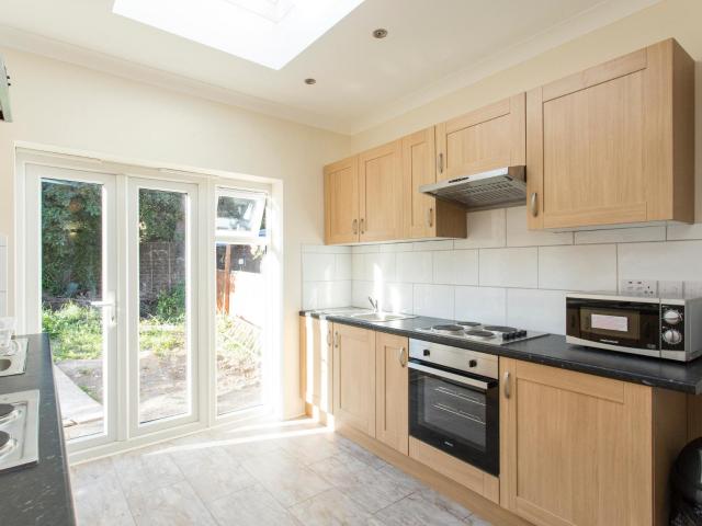 Double bedroom in White City Has a Room