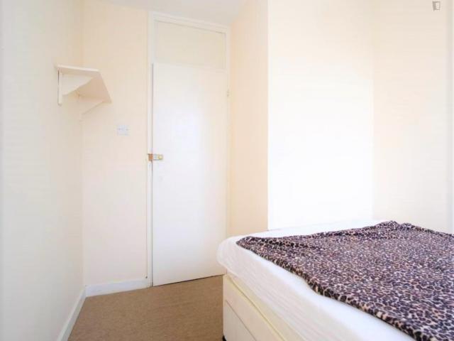Double bedroom in a 4 bedroom flat, near the Loughborough Junction train station Has a Room