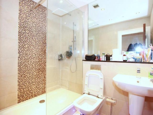 Double bedroom in a 4 bedroom flat, in Marylebone Has a Room