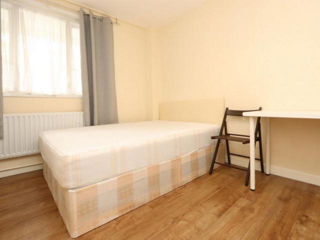 Double bedroom in a 4 bedroom flat, in Marylebone Has a Room