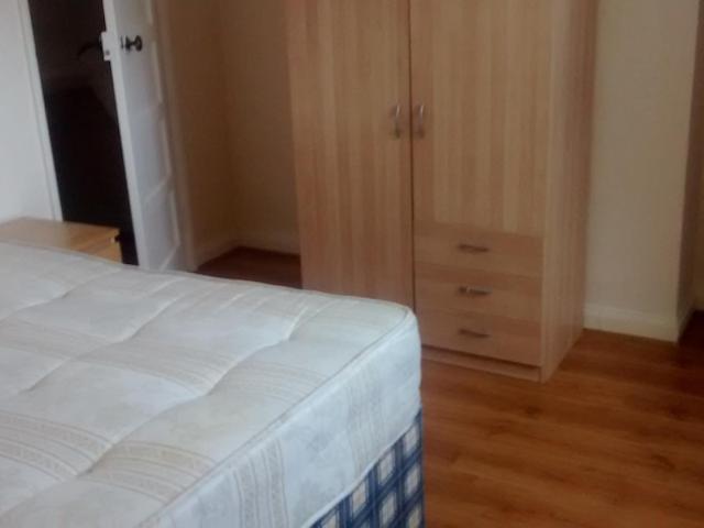 Double bedroom in a 5 bedroom house, in the Poplar neighbourhood Has a Room