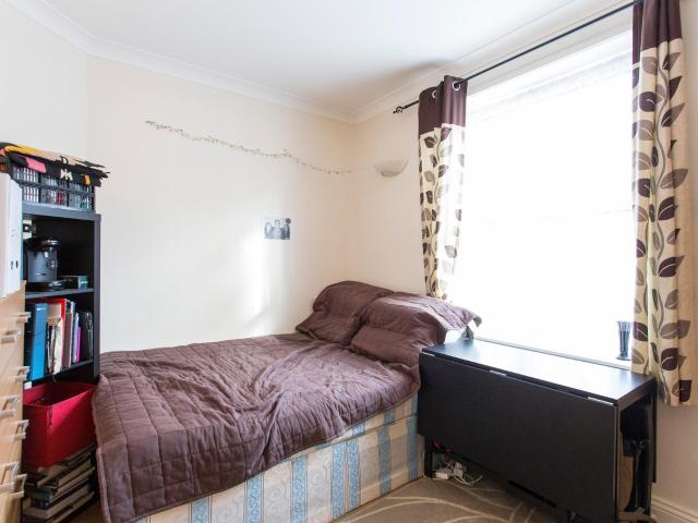 Double bedroom in a 5 bedroom house, in White City Has a Room