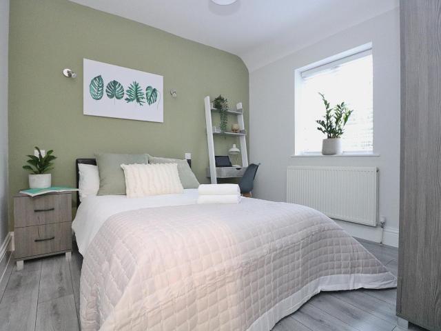 Double bedroom in a 5 bedroom house in Wormwood Scrubs Has a Room