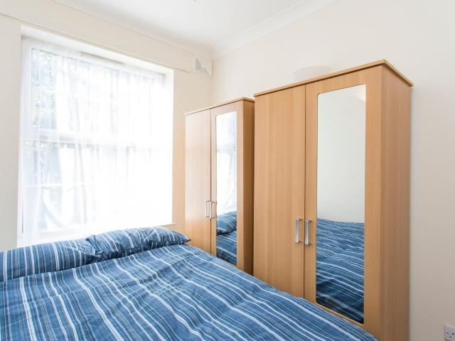 Double bedroom in a 5 bedroom house near the Hammersmith Park Has a Room
