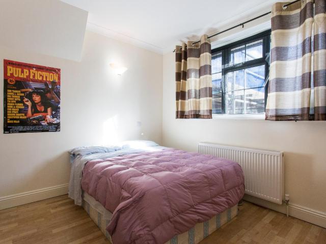 Double bedroom in a 5 bedroom house, near White City tube Station Has a Room