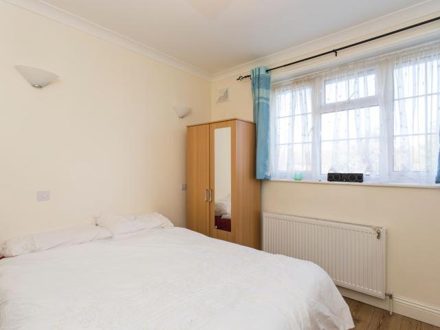 Double bedroom in a 5 bedroom house, near Wormwood Scrubs Park Has a Room